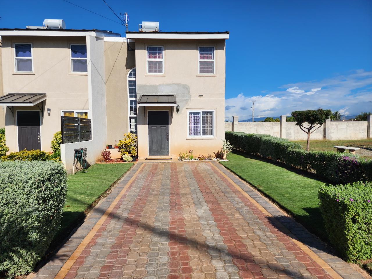 Townhouse For Rent: LE@~apos; BERMONDE, Greater Portmore | $95,000 | Keez