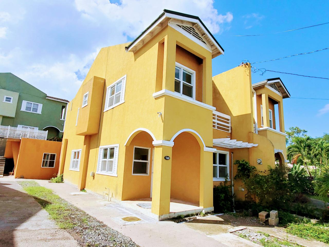 Townhouse For Rent: PEAK WAY, Runaway Bay | $1,400 | Keez