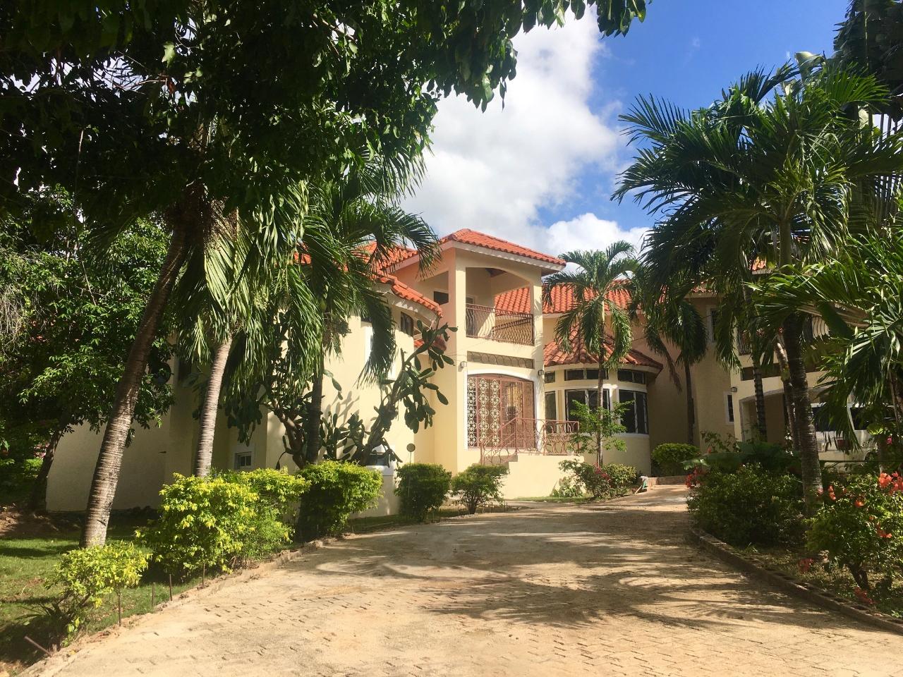 Resort / Villa For Rent: VIP AVENUE, CARDIFF HALL, Runaway Bay | $4,800
