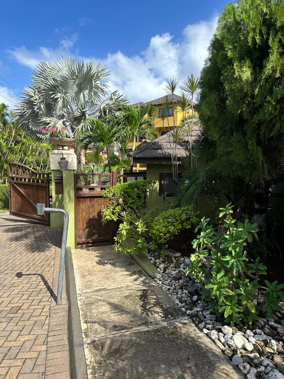 Resort / Villa For Rent: MAIN STREET, Ocho Rios | $3,200 | Keez