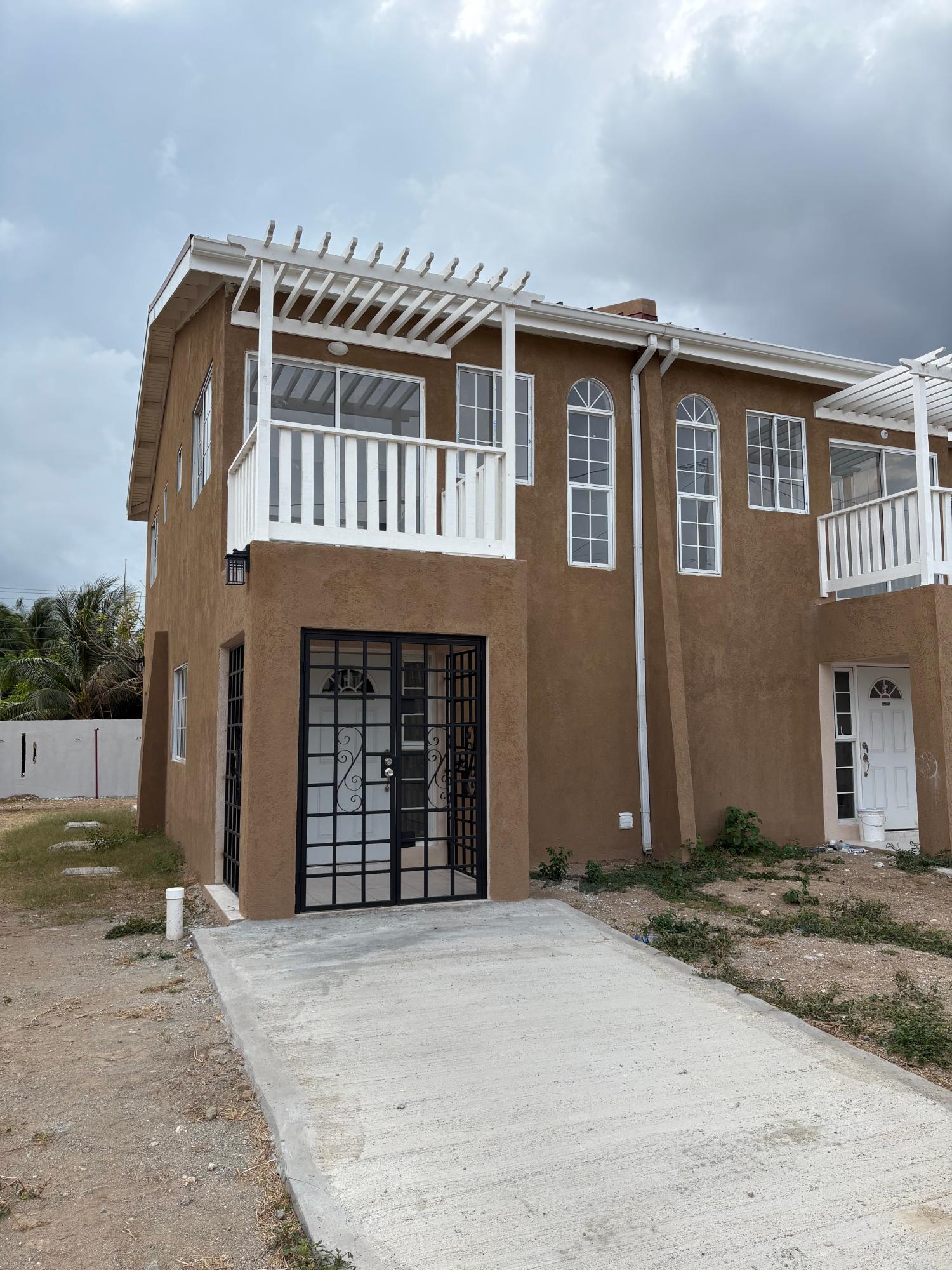 Townhouse For Rent: SANDOWN PALMS, Greater Portmore | $150,000 | Keez