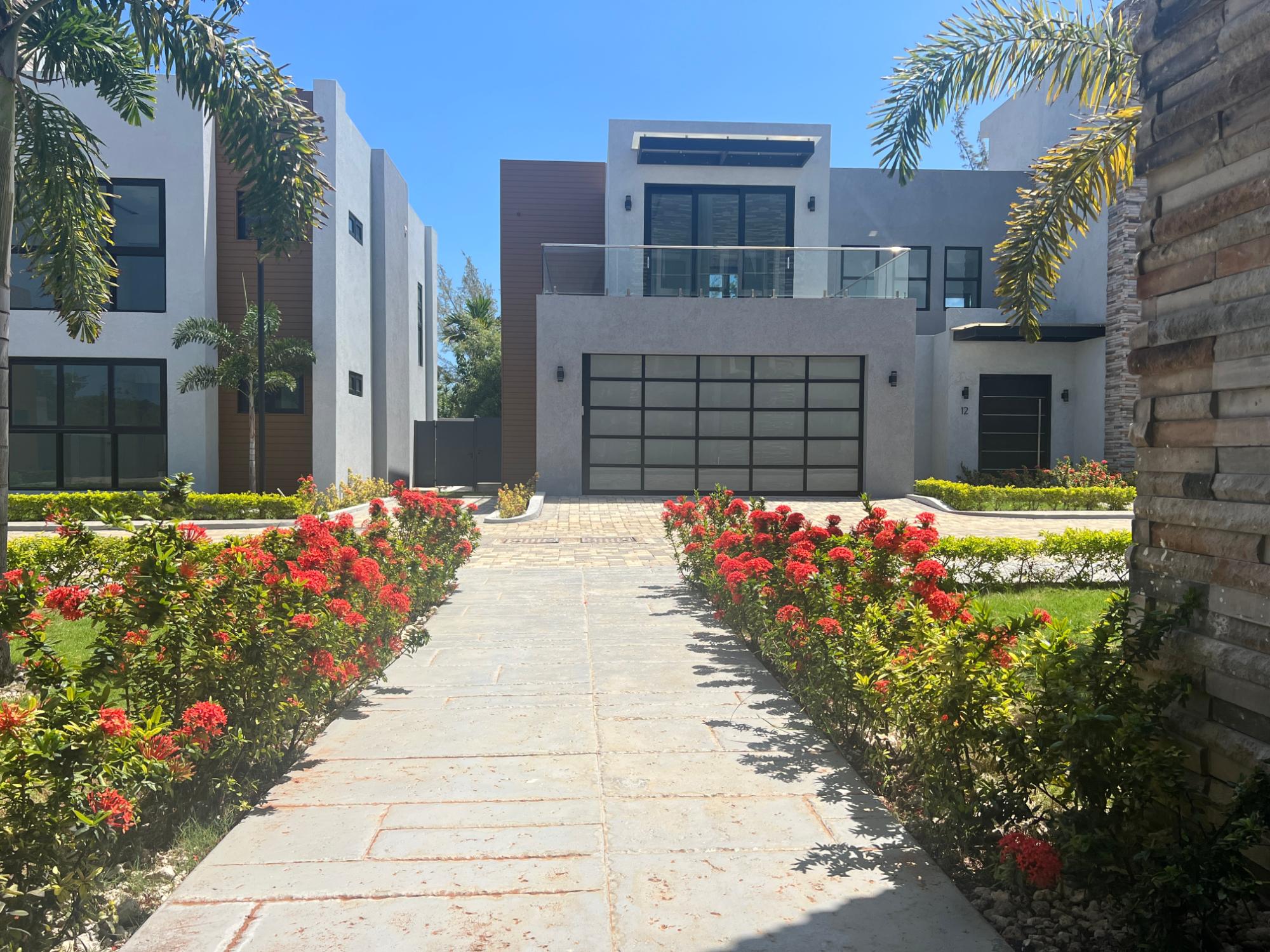 Townhouse For Rent: MANSFIELD DRIVE, Ocho Rios | $4,000 | Keez